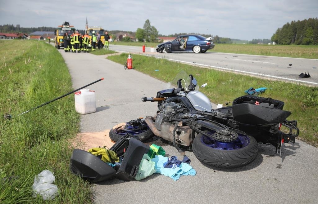 Motorrad fährt bei Altenmarkt frontal in Gegenverkehr: Zwei Schwerverletzte