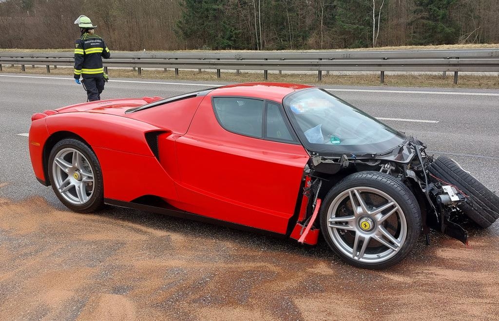 Mehr als 300.000 Euro Schaden: Spektakulärer Unfall mit Ferrari auf der ...