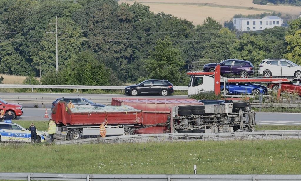 Umgekippter Lkw auf der A3 am Kreuz Regensburg sorgte für massive Verkehrsbehinderungen