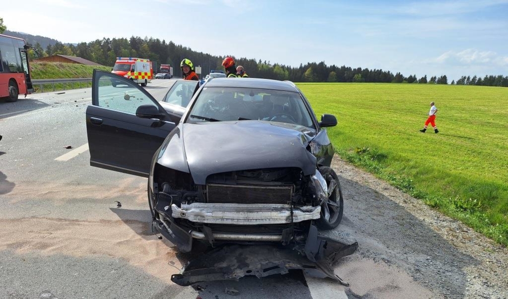Nach Unfall mit Bus auf B85 zwischen Cham und Regen: Mann (72) schwer verletzt