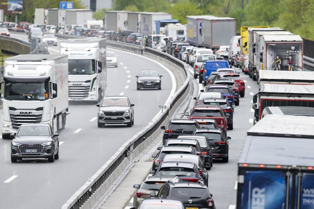 Auffahrunfall sorgt für 12 Kilometer Stau auf A3 zwischen Schwarzach und Deggendorf