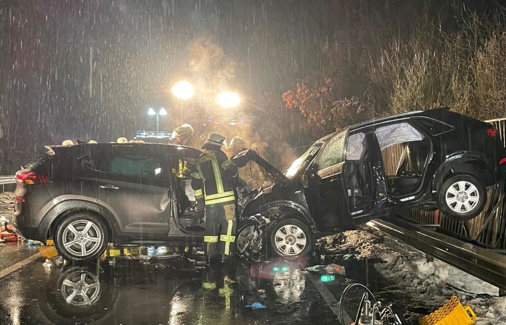 Zwei Menschen sterben bei Unfall auf der B20 im Bayerischen Wald