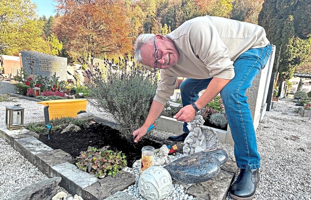 Grabpflege vor Allerheiligen: Besuch auf dem Reichenhaller Friedhof