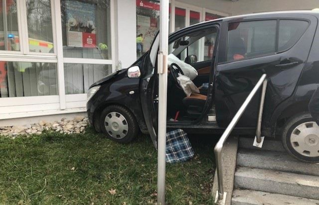 Mann (85) prallt mit Auto gegen Hauswand von Bankfiliale