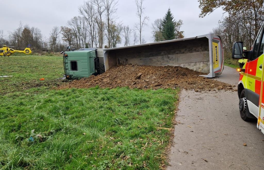 Lkw kippt bei Pocking um: Ladung auf Feld verteilt