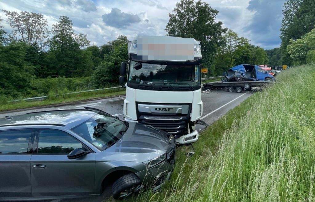 B299 bei Trostberg nach Unfall mit drei Fahrzeugen stundenlang blockiert