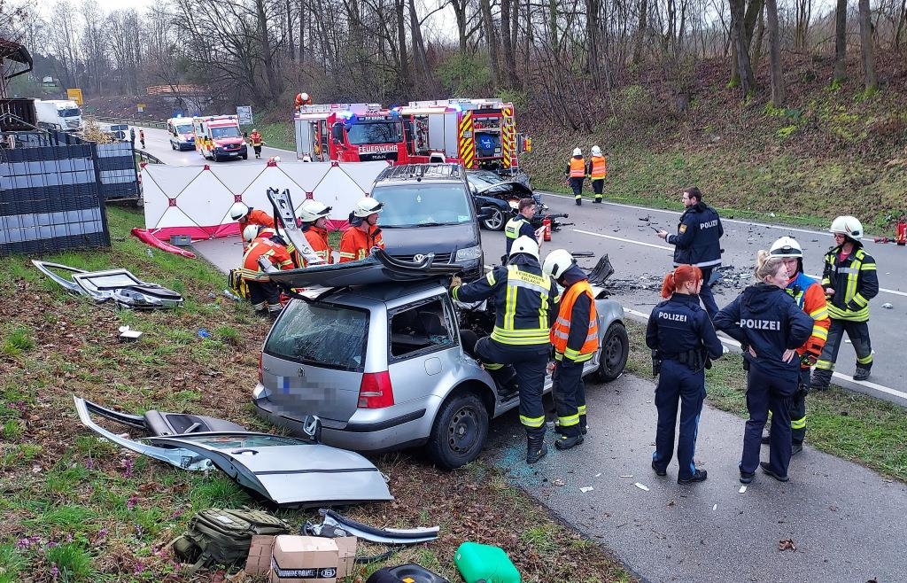 Schwerer Unfall mit drei Autos im Kreis Rottal-Inn: B12 bei Stubenberg vorübergehend voll gesperrt