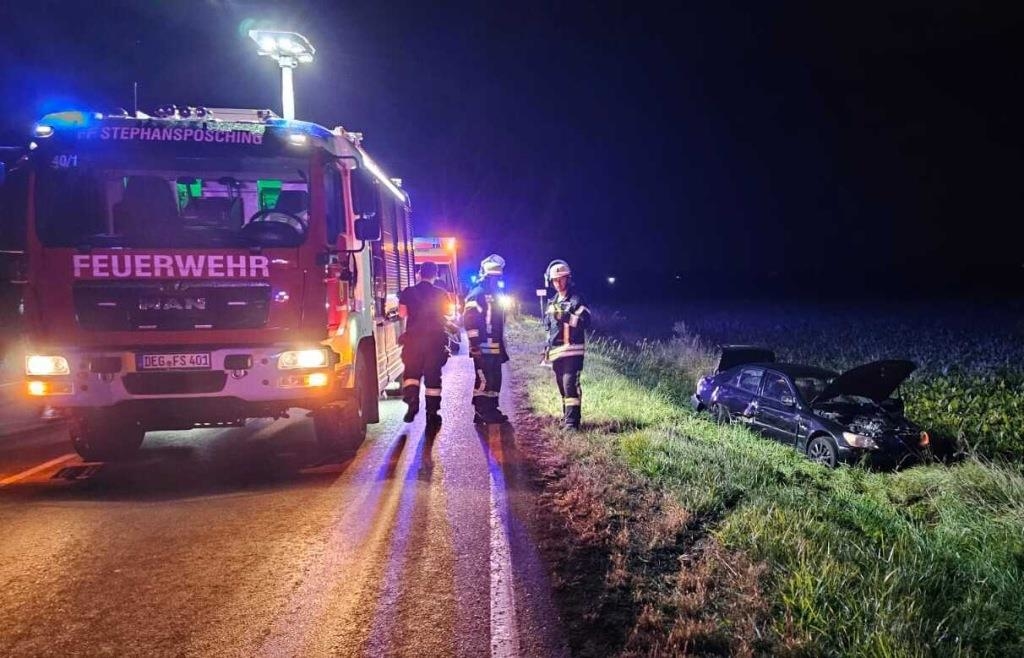 Unfall auf B8: Zwei Personen nach Überholmanöver verletzt