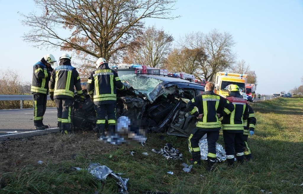 B8 bei Osterhofen nach schwerem Unfall mit Lkw stundenlang voll gesperrt