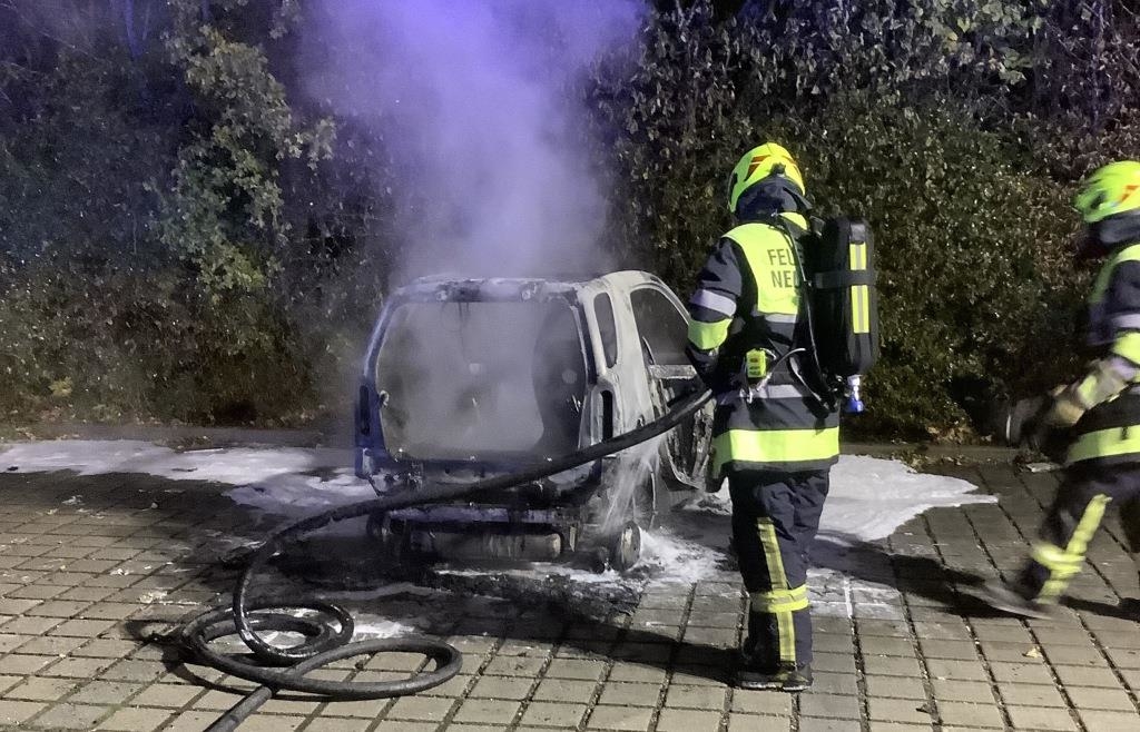 Auto brennt vollständig aus