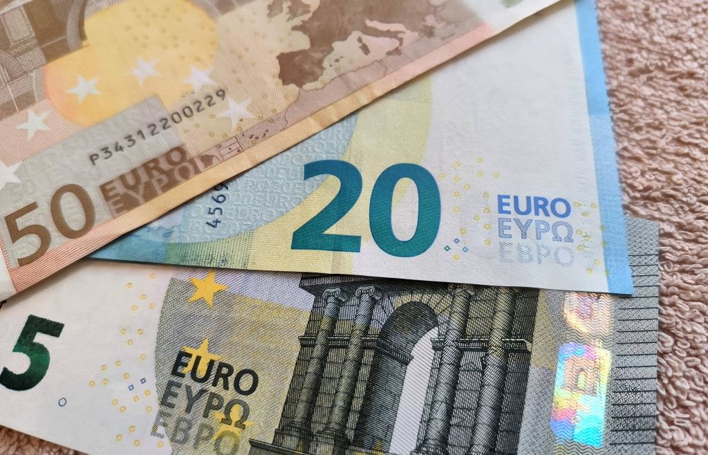 Ehrlicher Finder: 18-Jähriger entdeckt 9000 Euro auf A3-Rastanlage bei ...