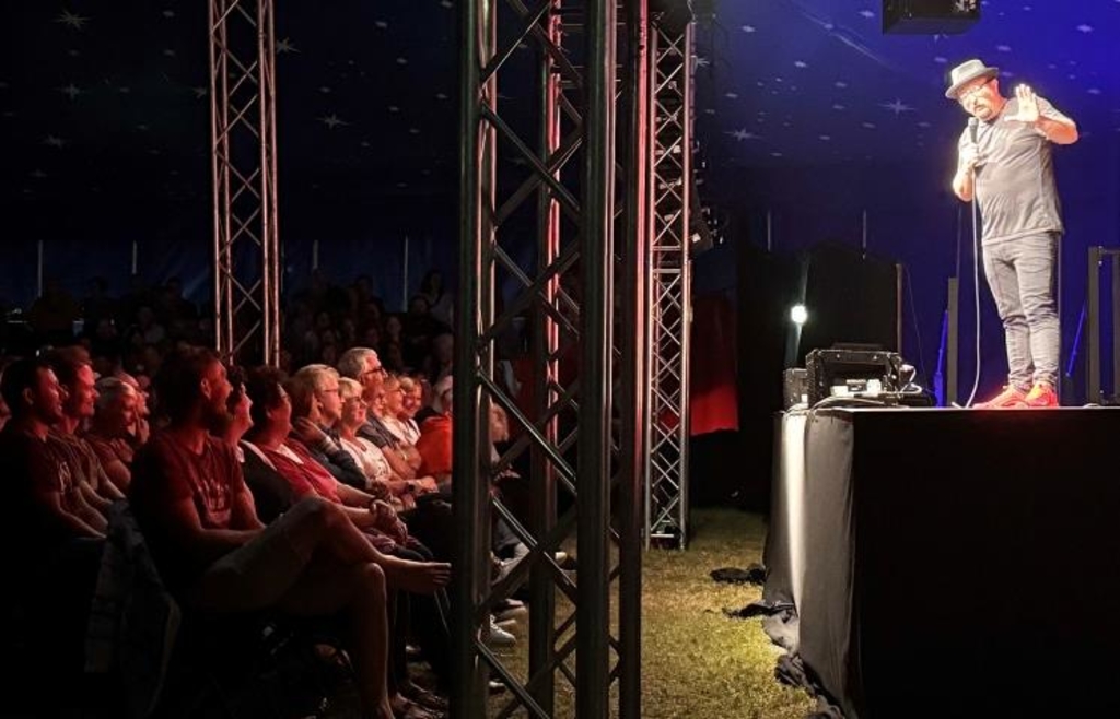 Helmut A. Binser rockt das Deggendorfer Kulturzelt