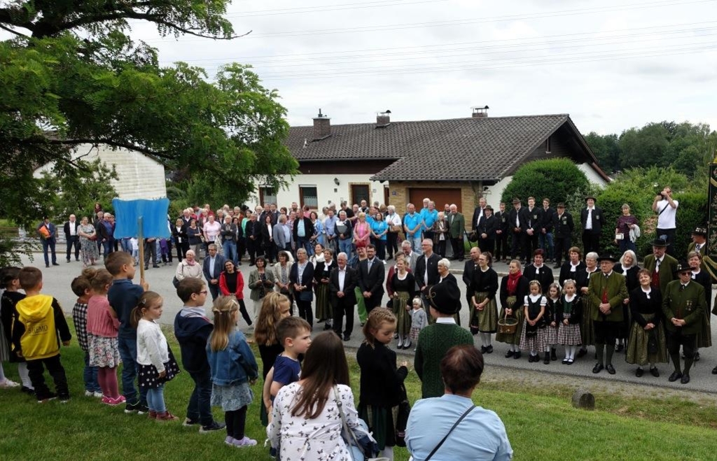 Alkofen feiert Einweihung der Maria-Hilf Kapelle „Zum Bründl“