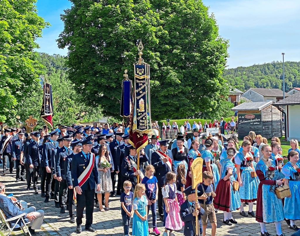Vier Blaskapellen begleiteten den Festumzug – Pfarrer stellt ...