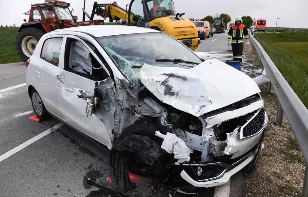 Auto und Traktor kollidieren bei Gangkofen: Zwei Verletzte