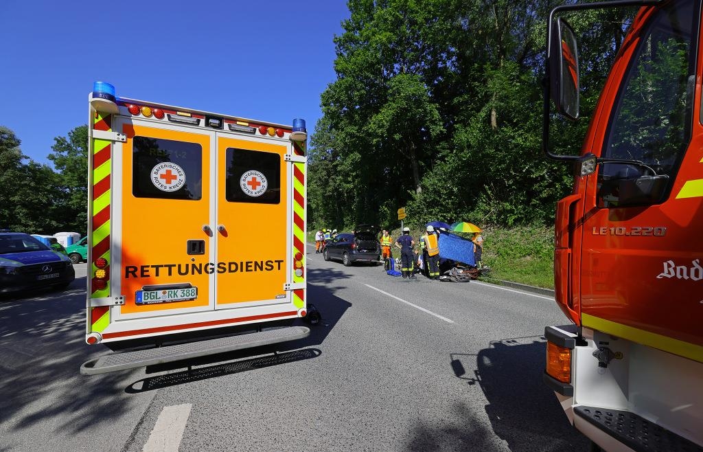 Zwei Jugendliche verletzen sich bei Auffahrunfall auf der B21 bei Schwarzbach schwer