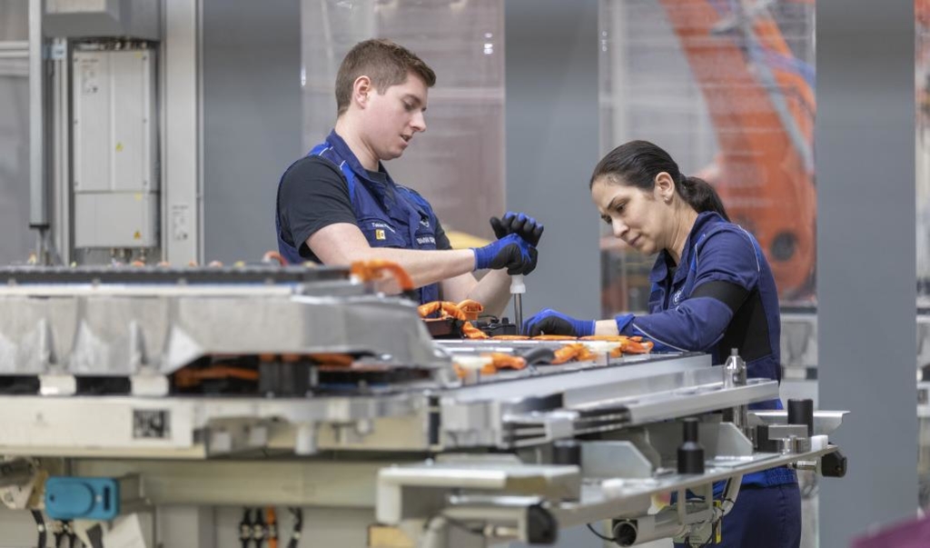 BMW im Elektrozeitalter: 30 Batterien pro Stunde aus Regensburg