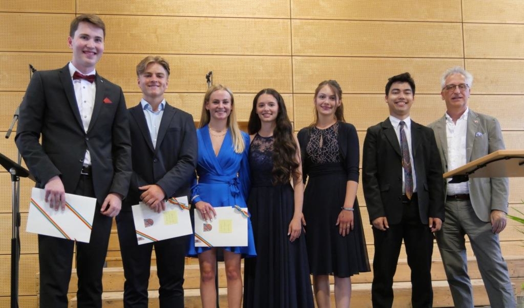 Abiturienten des Tassilo Gymnasiums erhalten ihre Abschlusszeugnisse