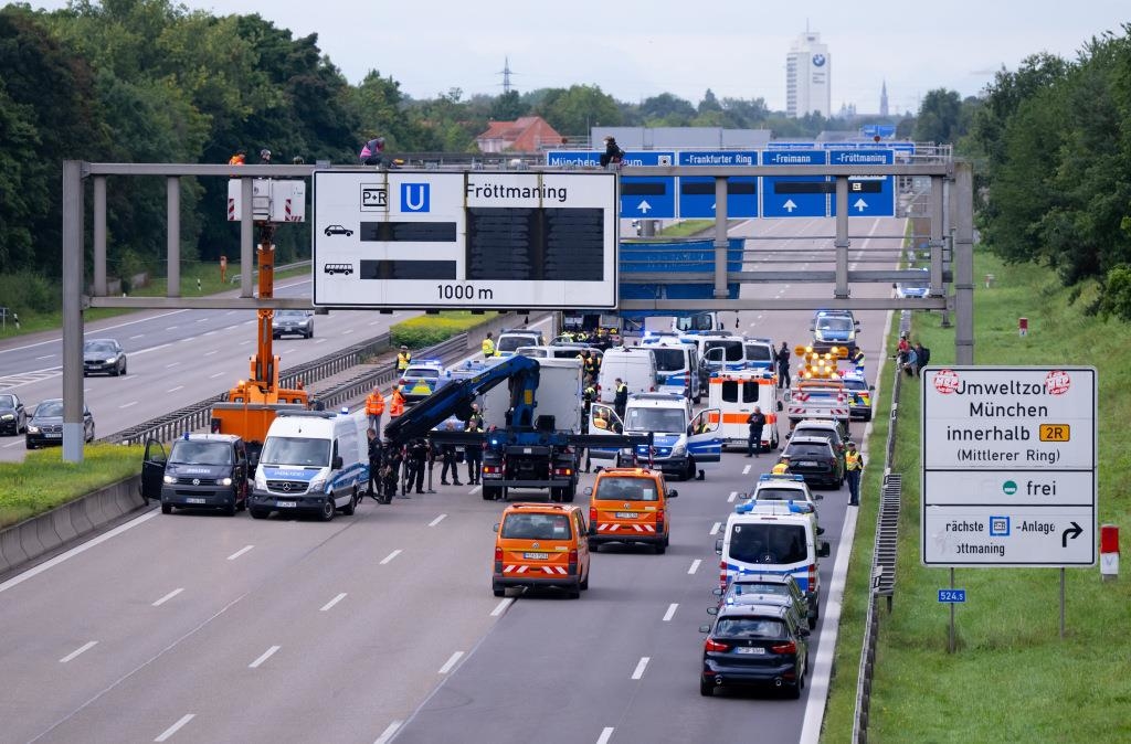 Aktivisten blockieren die A9 zur Messe IAA – Autobahn zeitweise gesperrt