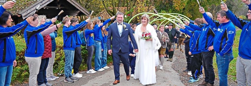 Langes Ehrenspalier und 200 Gäste: Jürgen Rothaler und Claudia Meier ...