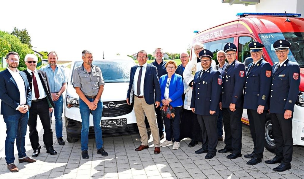 Mannschaftstransportwagen der Feuerwehr und E-Caddy des Bauhofs in Reut ...