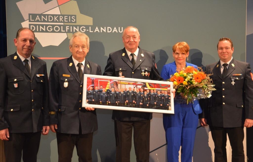 Josef Kramhöller, Kreisbrandrat von Dingolfing-Landau, feierlich ...