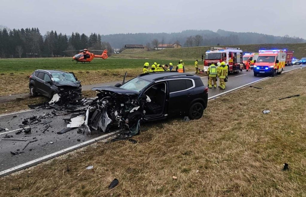 Autos prallen in Siegsdorf frontal zusammen: Zwei Verletzte eingeklemmt