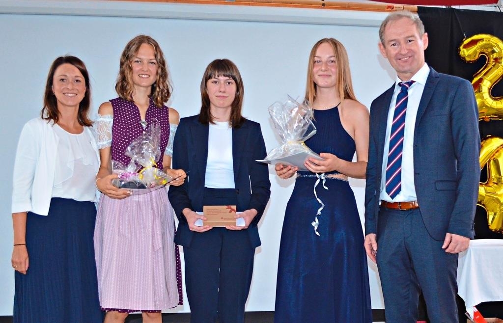 Deggendorfer Realschule Maria-Ward verabschiedet 53 Schülerinnen