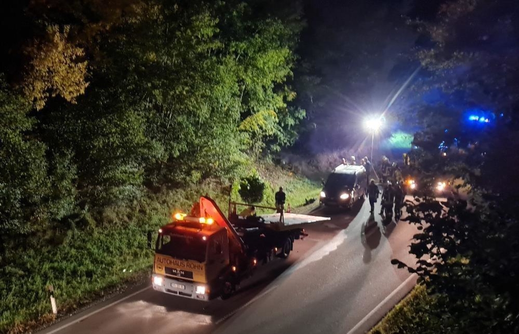 Unfall auf B85 bei Tiefenbach: Fahrer flüchtet nach gefährlichem Überholmanöver