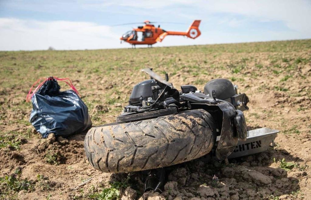 Harley-Fahrer landet nach Unfall in Feld: Schwer verletzt in Klinik geflogen