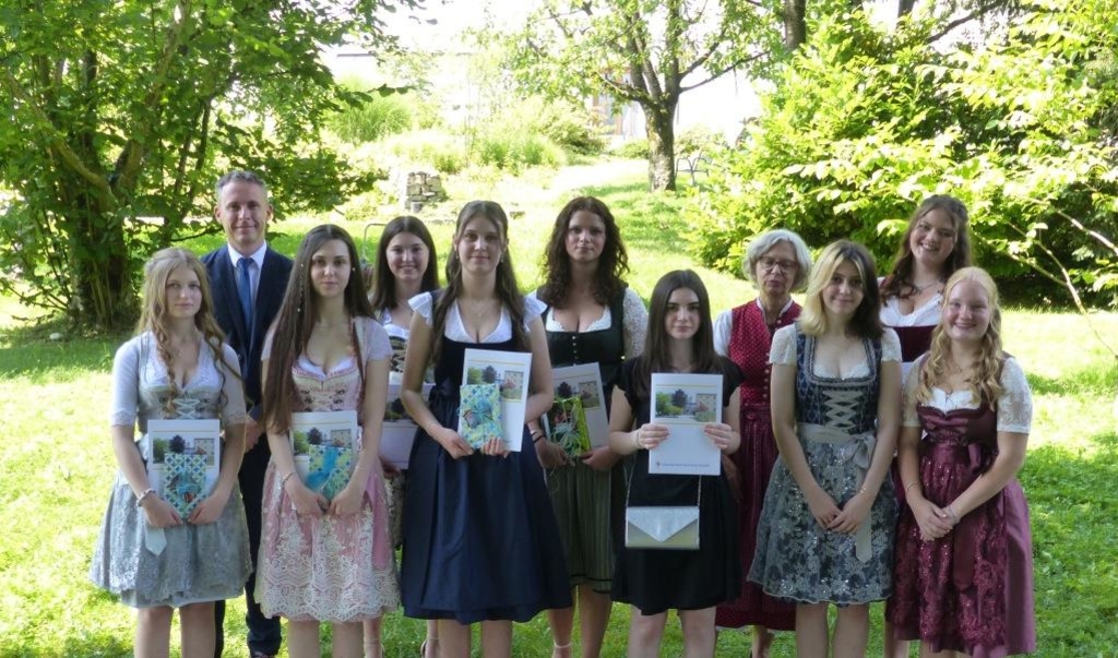 Columba-Neef-Realschule Neustift entlässt 41 Absolventinnen aus ihrer ...