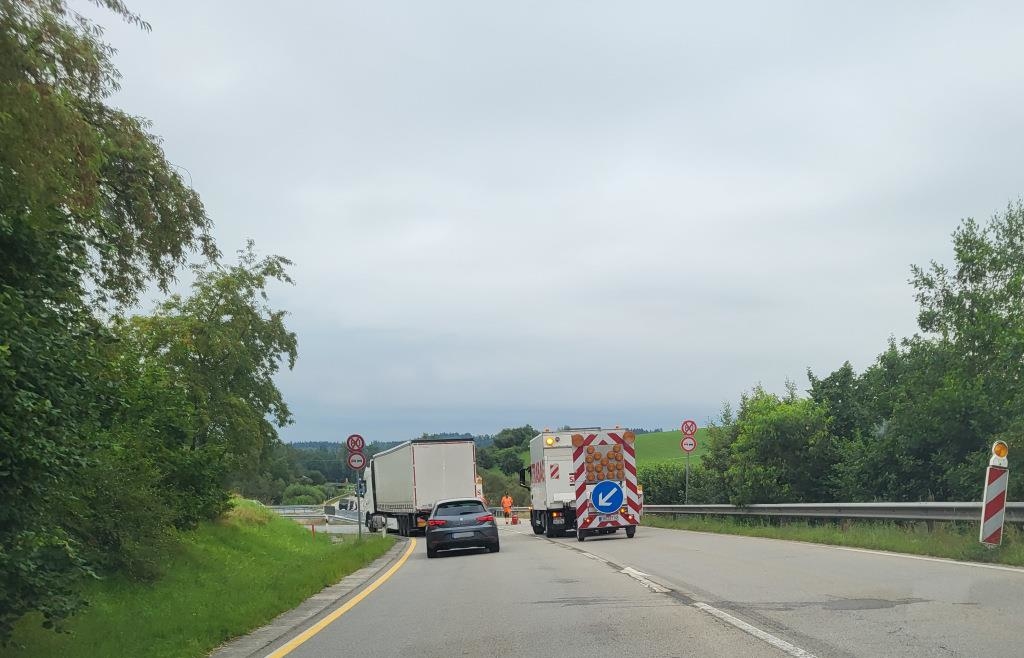 Wieder freie Fahrt auf der B12: Durchlass erneuert