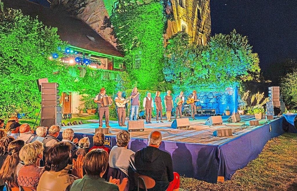 „Brettl-Spitzen“ heizen bei den Salzach Festspielen auf Schloss ...