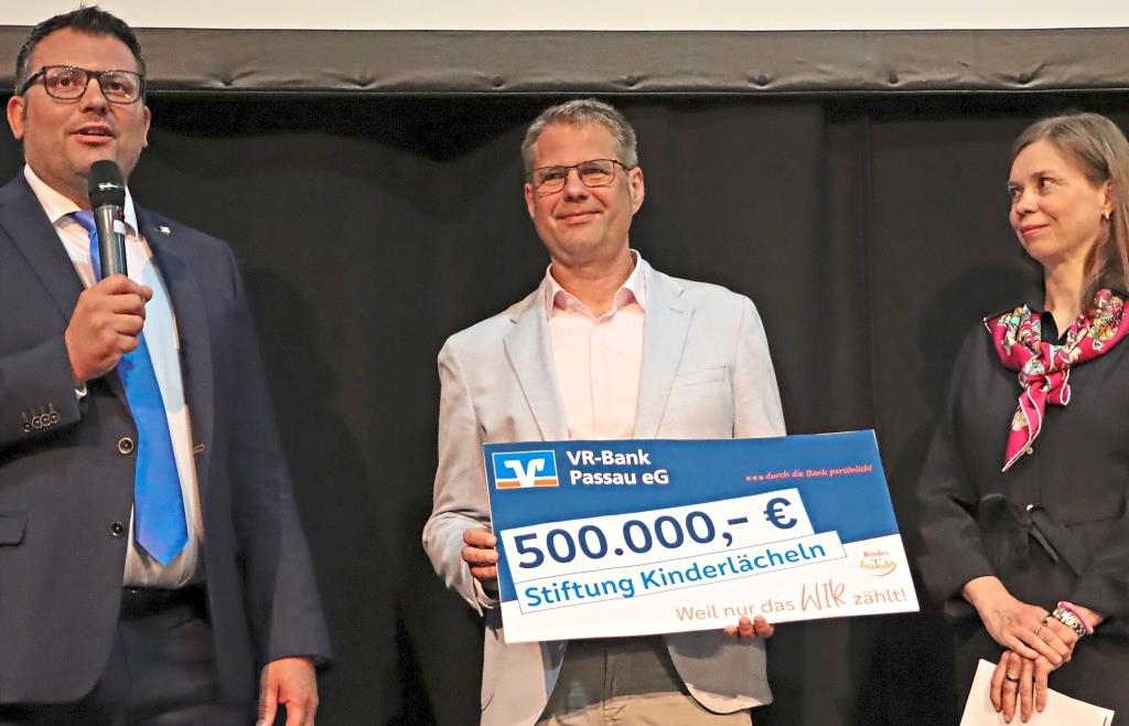 VR-Bank Passau eG übergibt 500.000 Euro für Kinderklinik-Projekt