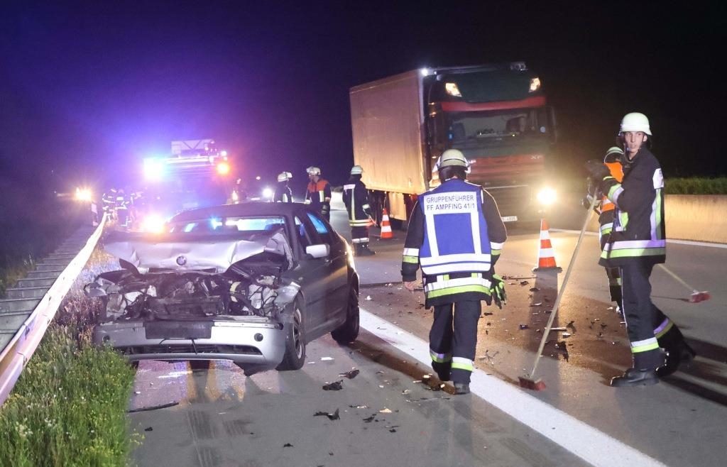 Auto fährt auf A94 auf Anhänger auf: Mutter und Bub (10) verletzt