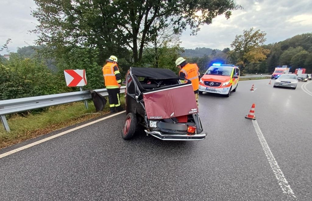 Unfall mit zwei Verletzten: Oldtimer geriet auf B12 bei Passau auf Gegenfahrbahn