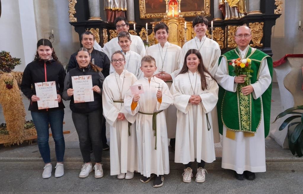 Ministranten begrüßt und verabschiedet