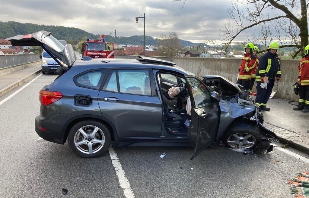 Auto prallt gegen Beton-Brückengeländer: Fahrer schwer verletzt