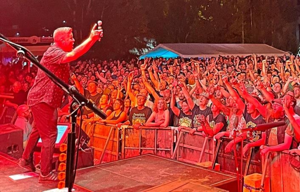 Über 3000 Fans feiern „Dropkick Murphys“ im Töginger „Silo 1“