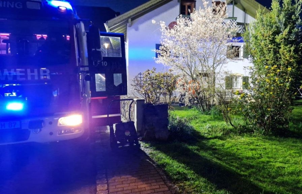 Brand in Einfamilienhaus: Zwei Personen verletzt – Feuerwehr verhindert Schlimmeres