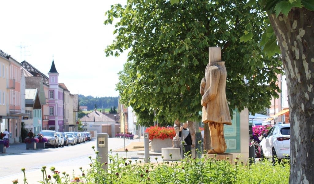Sie stehen wieder: Bauernschlacht-Skulpturen aufgestellt