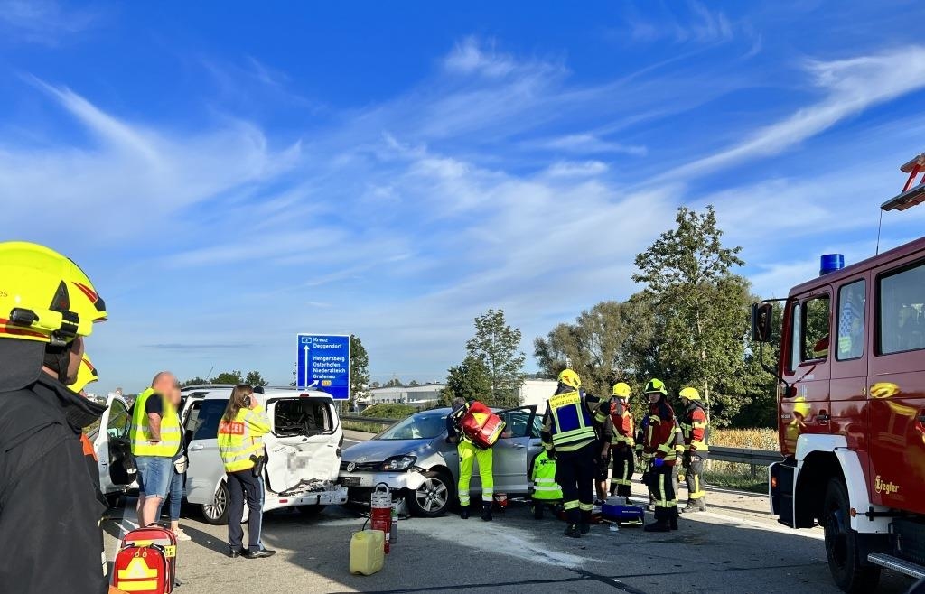 Vier Verletzte bei Unfall auf A3 bei Hengersberg – Zeitweise Stau bis Passau