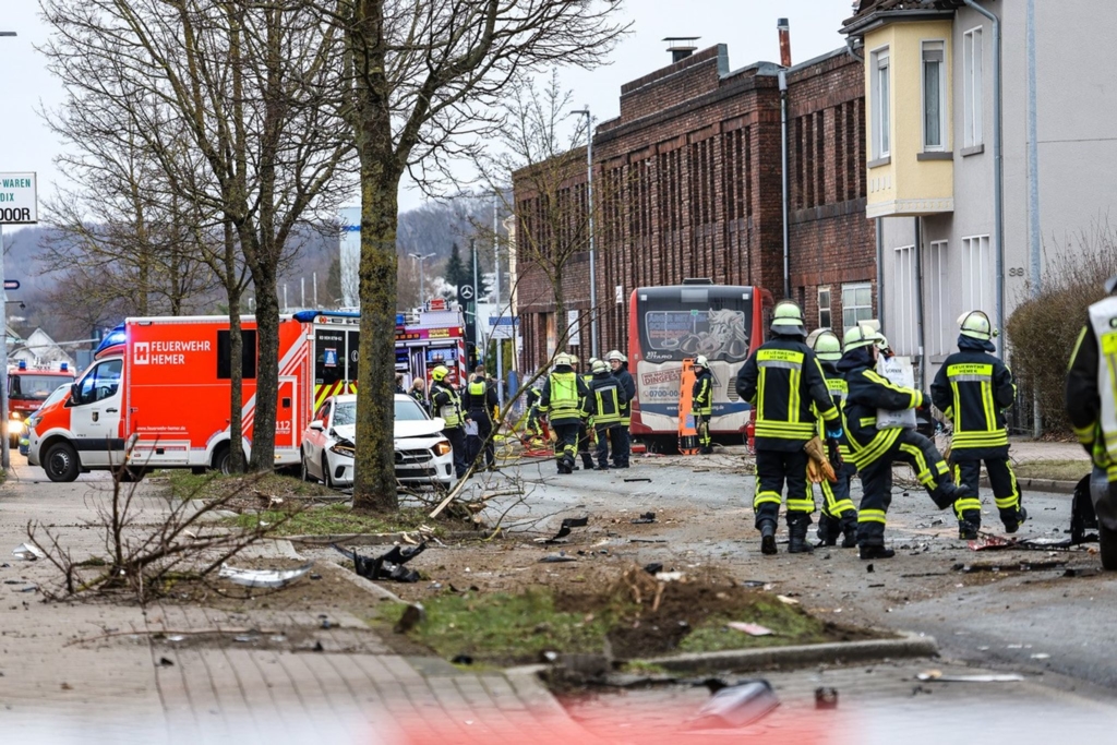 Unfall mit Bus und fünf Pkw - mehrere Schwerverletzte