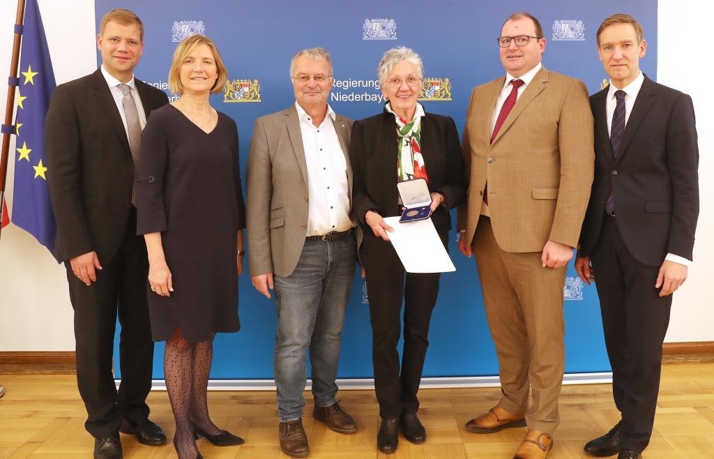 Edeltraud Plattner aus Pfarrkirchen mit Verdienstmedaille ausgezeichnet