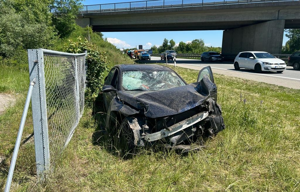 Auto durchbricht auf A92 bei Pilsting Leitplanke: Frau in Klinik geflogen