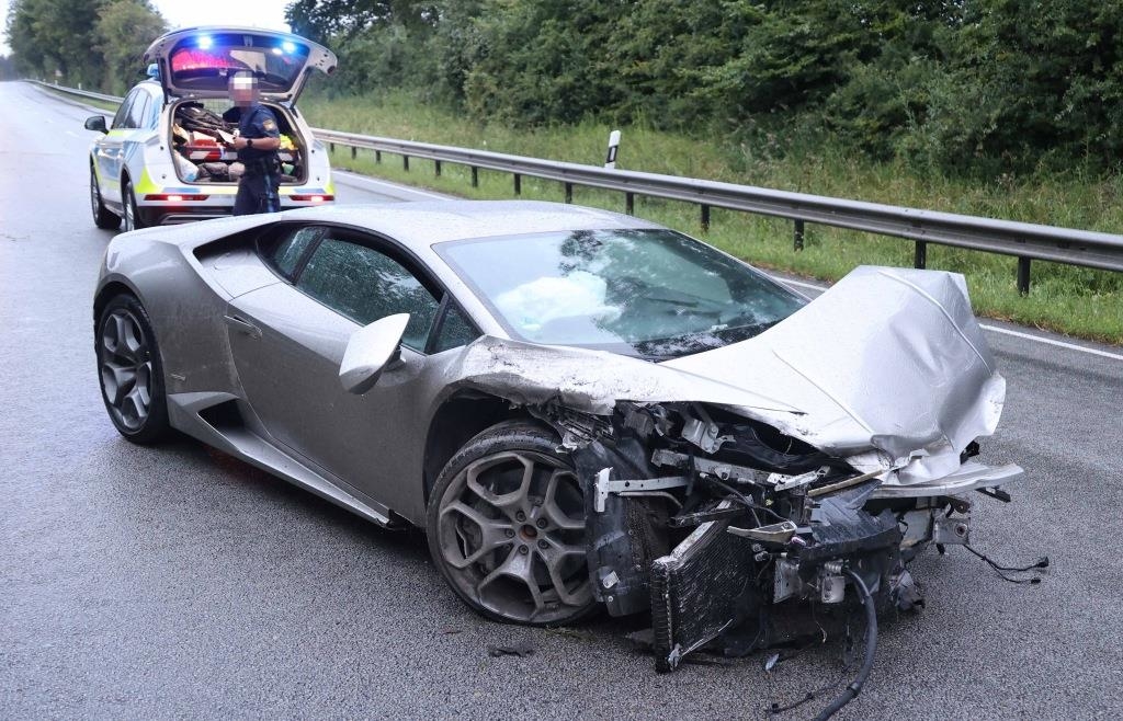 54-Jähriger fährt Lamborghini auf der B12 zu Schrott: Über 100.000 Euro Schaden