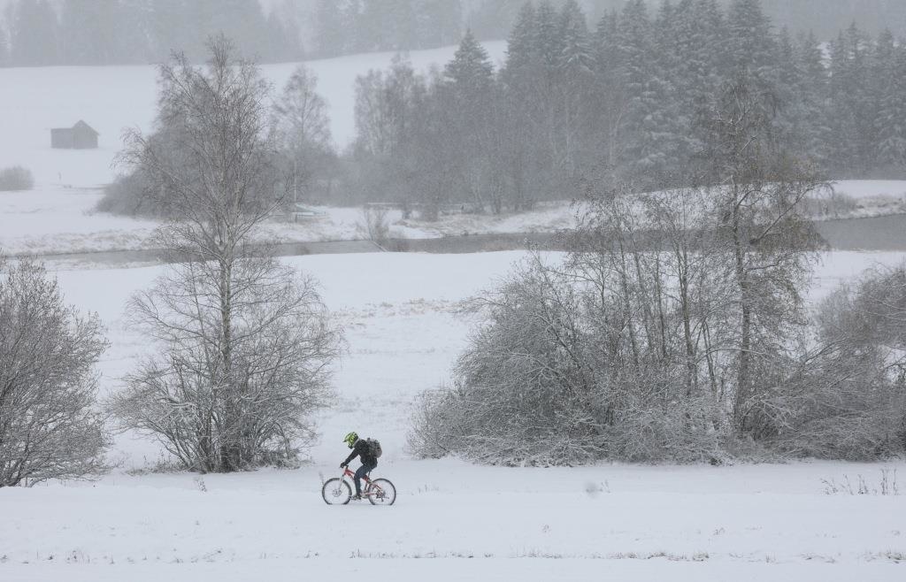 Winterwetter in Bayern: Schneeschauer sorgen für glatte Straßen