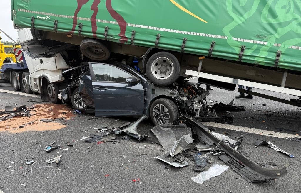 Frau lebensgefährlich verletzt: Auto aus dem Kreis Regen in Lkw-Unfall in Mittelfranken verwickelt