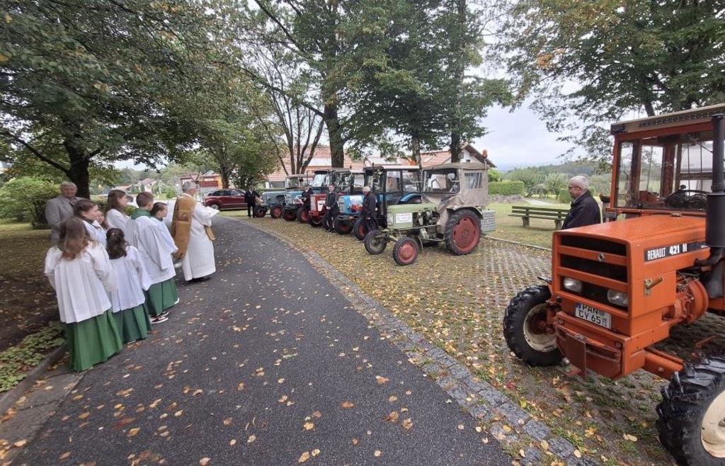 Bulldog-Rom-Wallfahrer besuchen Wallfahrtskirche Handlab