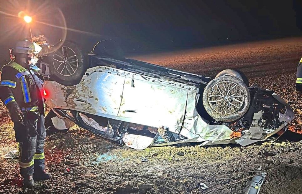 Unfall auf der A92 bei Wallersdorf: Auto überschlägt sich, Frau leicht verletzt